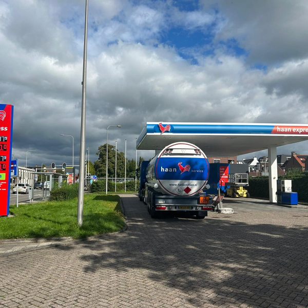 De Haan verwelkomt twee tankstations