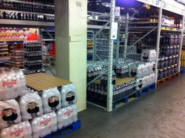 Gaten in schap bij Makro door Coca-Cola